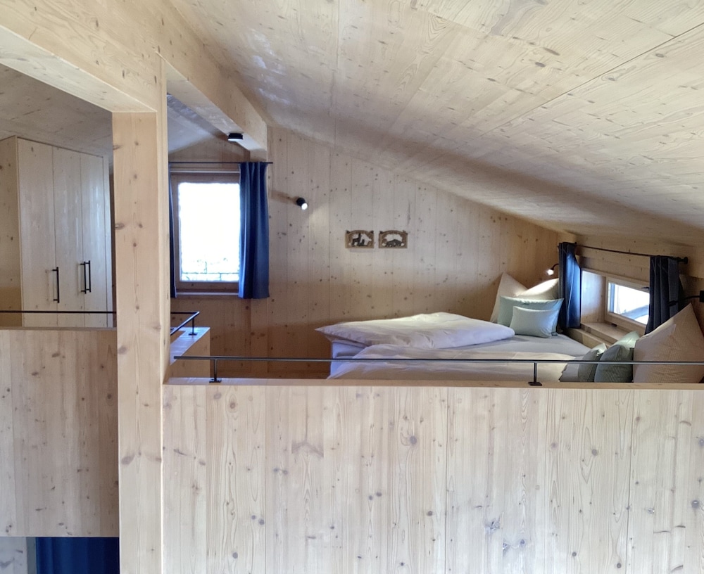 Chalet Hollerhäusl, Ganzes Haus, 50 Qm Für 2-4 Personen, Wohnbereich Mit Kochecke Und Galerie - Chiemsee