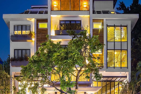 Fachada do alojamento (tarde/noite)