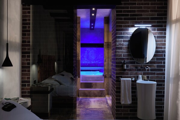 Quarto Deluxe, banheira de hidromassagem grande | Lençóis italianos Frette, roupa de alta qualidade, edredões de penas