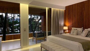 Quarto casal superluxo, 1 cama King, vista para a praia | Roupas de cama premium, camas com colchões pillow-top, frigobar