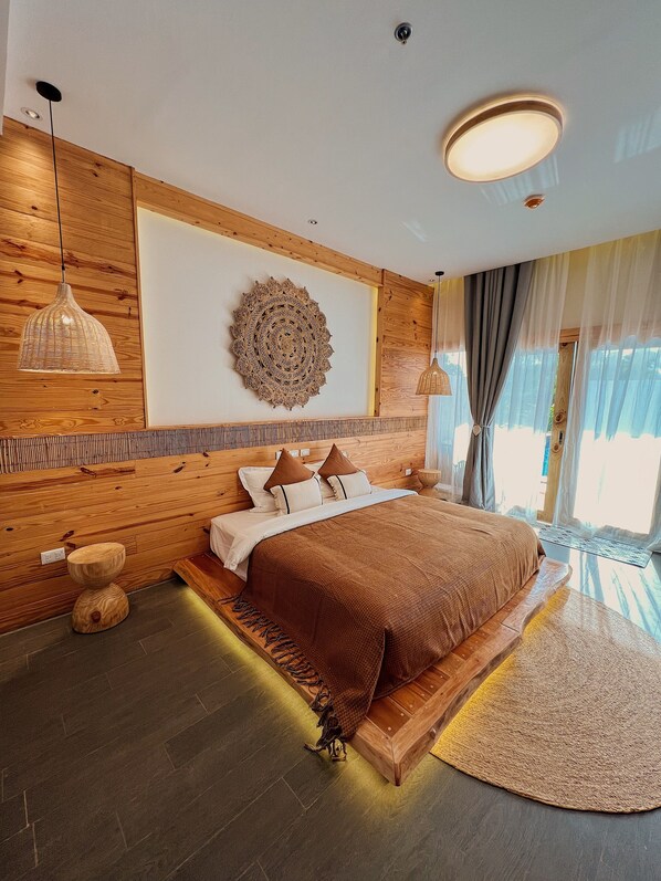 Com decoração personalizada, secretária, Wi-fi grátis 