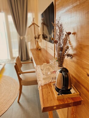 Com decoração personalizada, secretária, Wi-fi grátis 