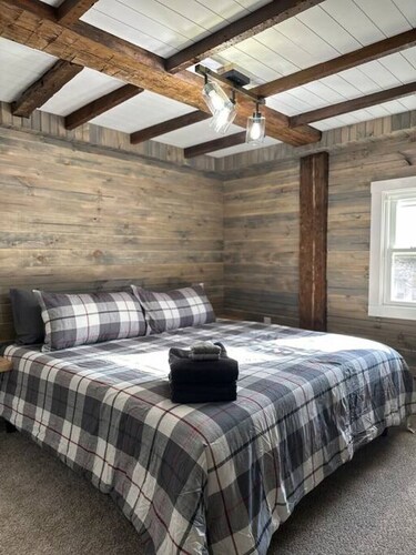 Peak’s Paradise Apartment 2 - Dryden