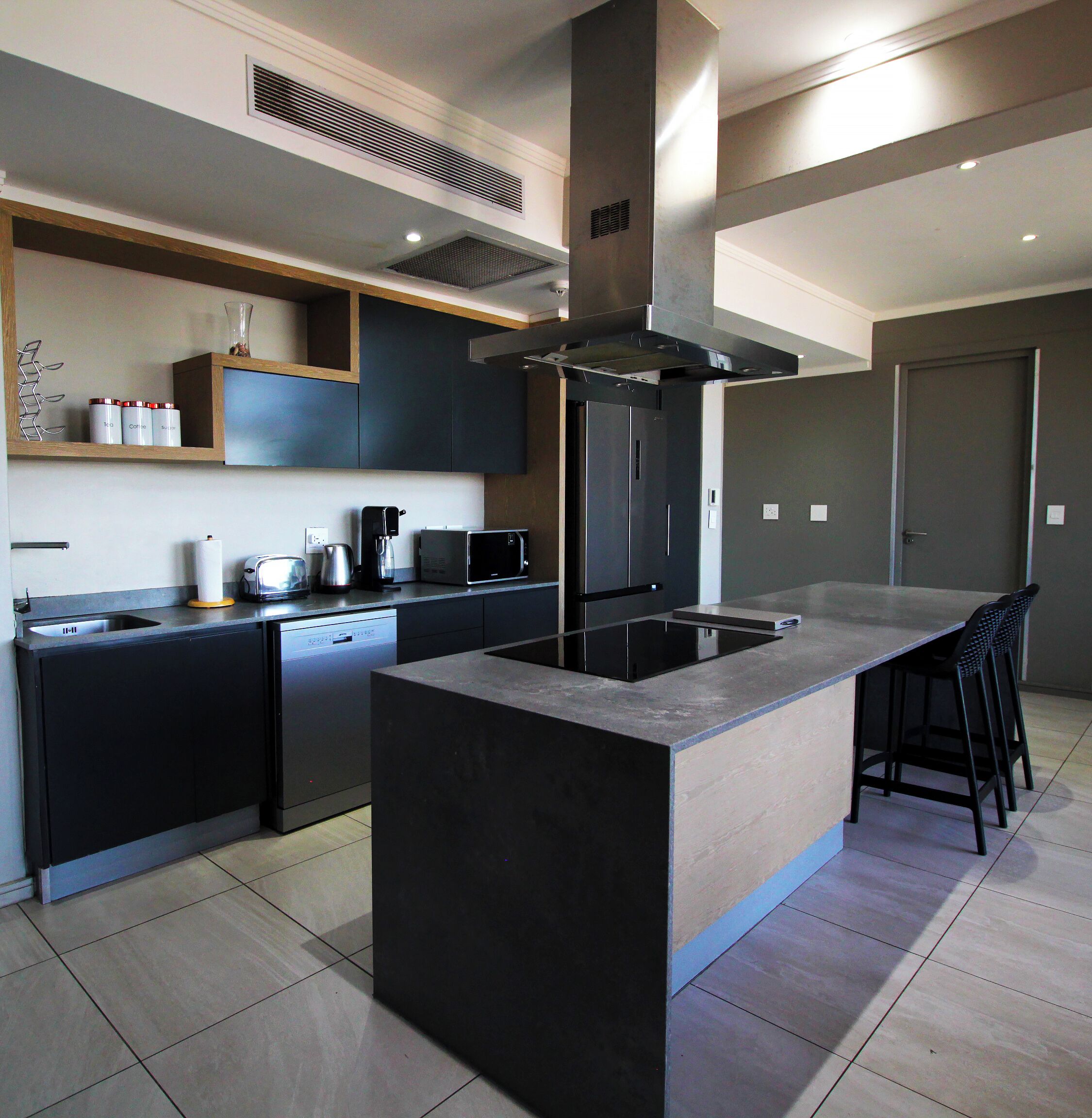 Penthouse de Luxo | Cozinha privada | Um frigorífico/congelador grande, um micro-ondas, um forno 