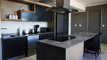 Penthouse de Luxo | Cozinha privada | Um frigorífico/congelador grande, um micro-ondas, um forno