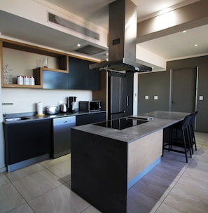 Cobertura superluxo | Cozinha privada | Geladeira grande, micro-ondas, fogão, lava-louças