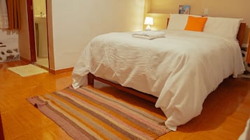 Quarto standard | Edredons de pluma, escrivaninha, espaço de trabalho para notebook