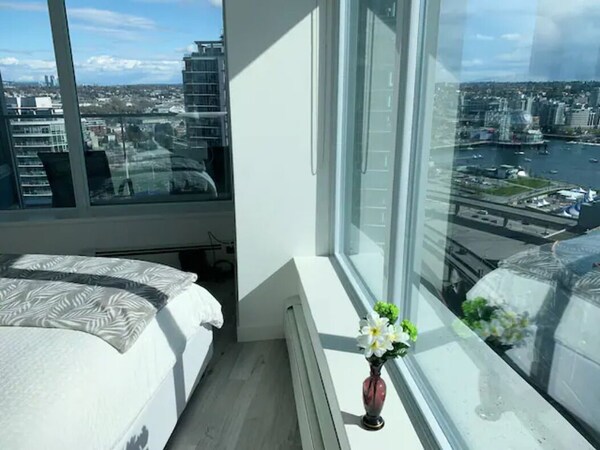 Downtown Views + 3br/2ba+skytrain+free Parking - Vancouver