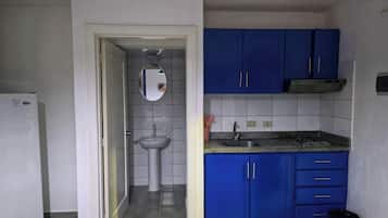 Apartamento Deluxe, várias camas, vista para a piscina | Cozinha privada | Um frigorífico, um micro-ondas, uma cafeteira/bule, grelhador