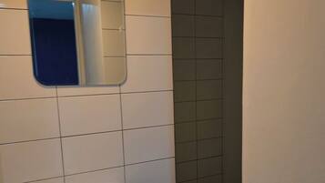Apartamento Deluxe, várias camas, vista para a piscina | Casa de banho | Um polibã, um secador de cabelo, toalhas fornecidas