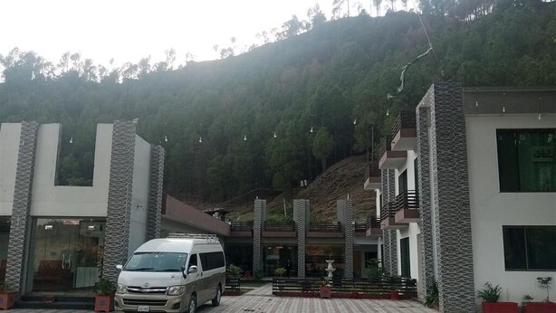 Um edifício moderno com uma van estacionada em frente.