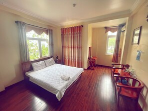 Quarto casal urbano | Frigobar, individualmente mobiliados, escrivaninha