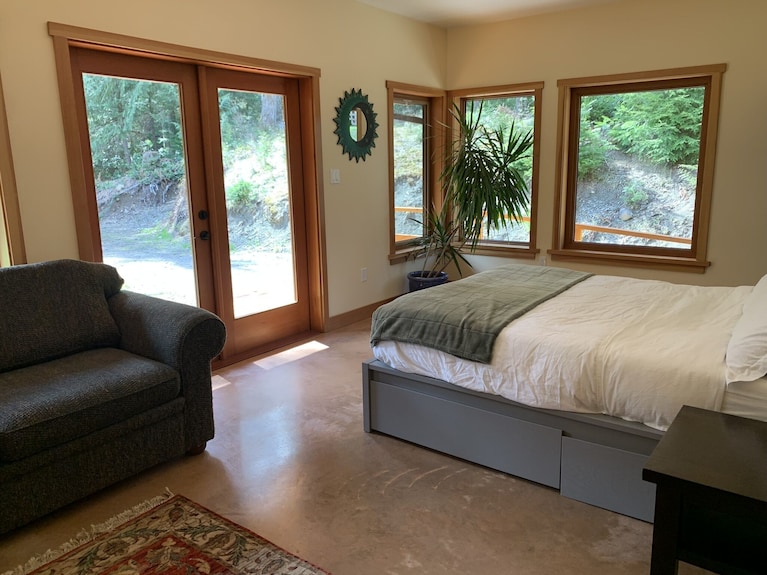 Tranquil Cowichan Riverfront Home - Lake Cowichan