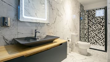 Suíte estúdio romântica, 1 cama Queen e sofá-cama, vista para o jardim | Banheiro | Secador de cabelo, chinelos, toalhas de banho, sabonete