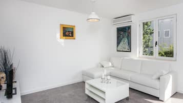 Apartamento (Two Bedroom Apartment with Balcony) | Sala | Televisor