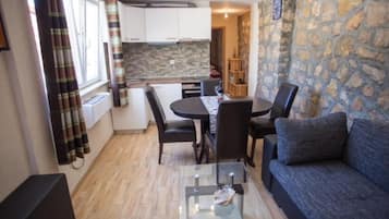 Apartamento (Apartment Any - One Bedroom Apartment) | Sala | Televisor