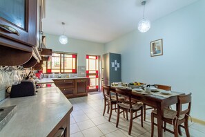 Casa de Férias Família, vários quartos, 2 casas de banho (Well Located Townhouse & Courtyard) | Cozinha privada | Um frigorífico, um forno, uma placa de cozinha 