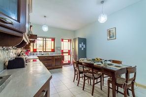 Casa de Férias Família, 3 quartos, 2 casas de banho (Well Located Townhouse & Courtyard) | Cozinha privada | Um micro-ondas, uma máquina de café expresso, mesas de jantar 