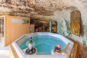Vila família, 5 quartos, sacada (POOL & SPA - wellness VILLA St Martin) | Parte interna