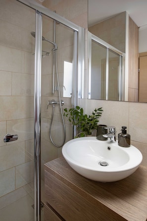 Apartamento (One Bedroom Apartment with City View) | Banheiro | Chuveiro, toalhas de banho
