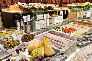 Café da manhã com buffet grátis todos os dias