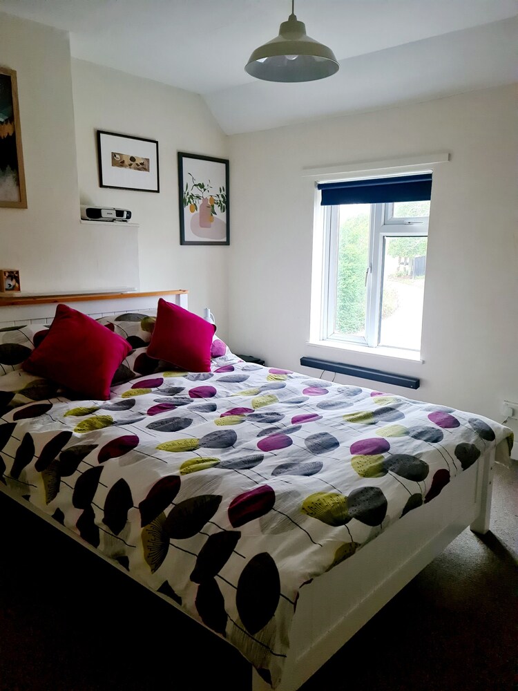 Charming Kintbury Cottage with lovely open fire-place & home cinema ...