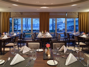 Cofre com capacidade para portátil, secretária, quartos insonorizados