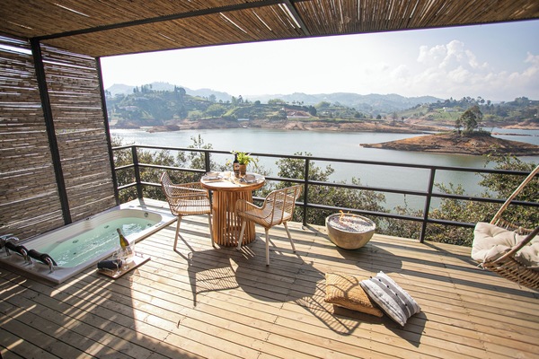 Cabana superior, 1 quarto, banheira de hidromassagem, vista para o lago | Terraço/pátio