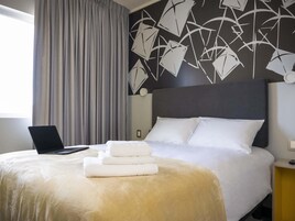 Quarto standard, 1 cama de casal | Cofres nos quartos, escrivaninha, espaço de trabalho para notebook