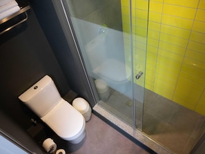 Quarto Standard, 2 camas individuais | Cofre com capacidade para portátil, secretária
