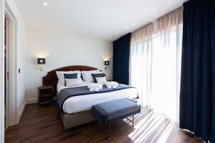 Minibar, cofre no quarto, secretária, quartos insonorizados 