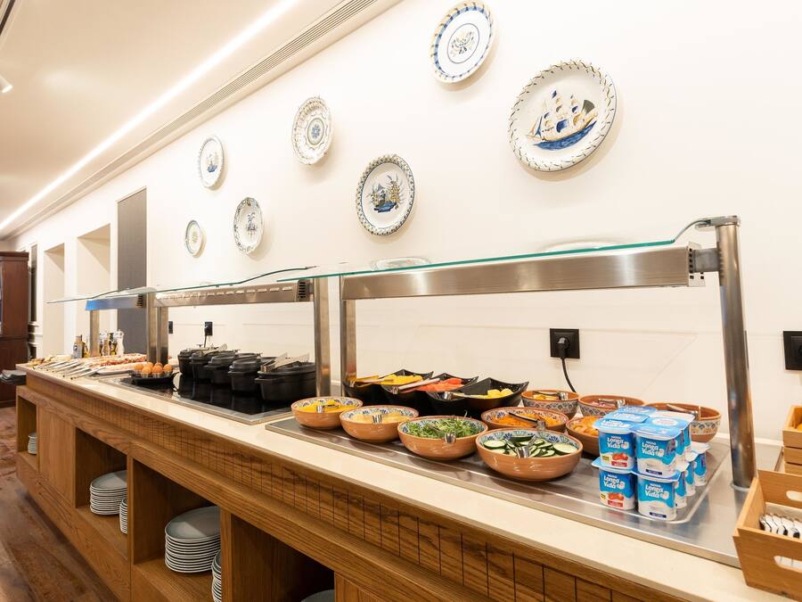 Uma mesa de buffet com diversos alimentos e produtos lácteos.