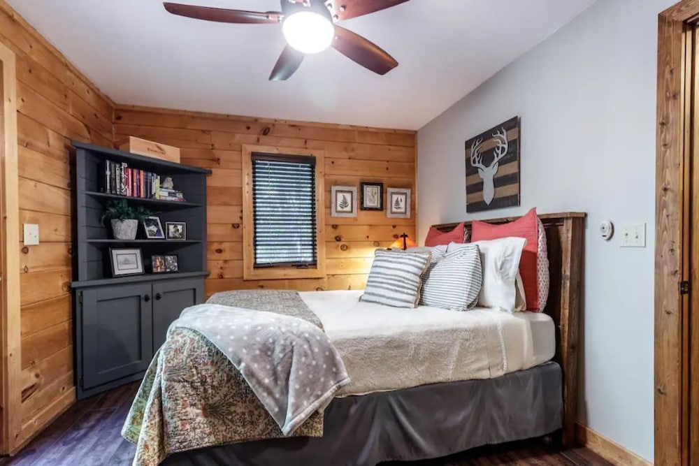 'Make Your Mark' Cozy Sapphire Cabin With Hot Tub - Sapphire, NC