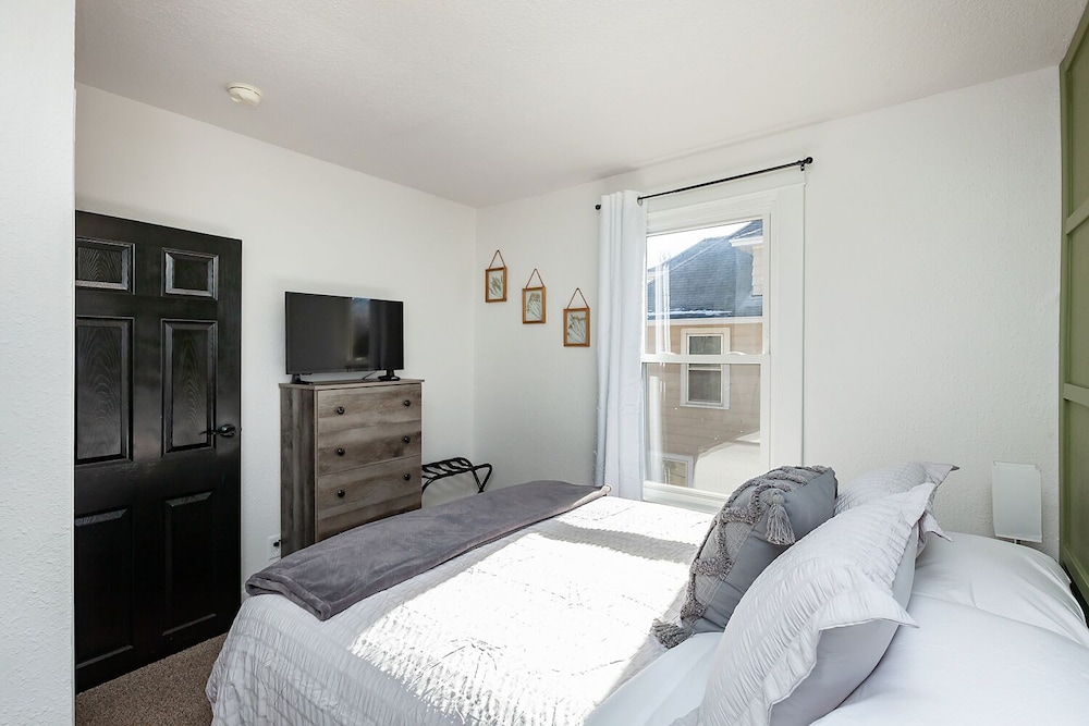 The Corn Crib: Spa - Game Room - Bbq - Office - Downtown - Sleeps 14 - Iowa