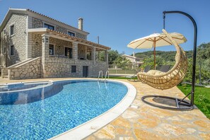 Vila superluxo, suíte, vista para o mar (Villa Irida) | Piscina externa