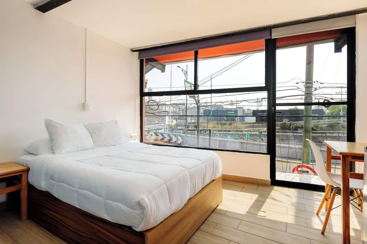 Quarto Deluxe | Minibar, secretária, secretária adequada para computadores portáteis