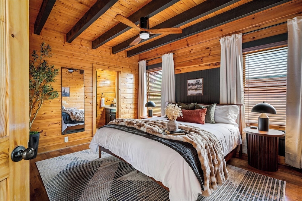 Great Location & Mtn View! Hot Tub + Pool Tbl + Arcade. 1min Walk To Resort Pool - Gatlinburg