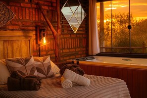 Chalé Exclusivo, banheira de hidromassagem | 1 quarto, com decoração personalizada, com mobília individualizada 