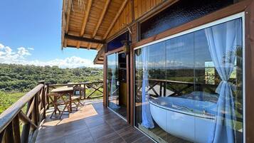 Bangalô romântico, 1 quarto, banheira de hidromassagem | Área de estar | Smart TV