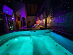 Chalé Exclusivo, banheira de hidromassagem | Banheira de hidromassagem privativa