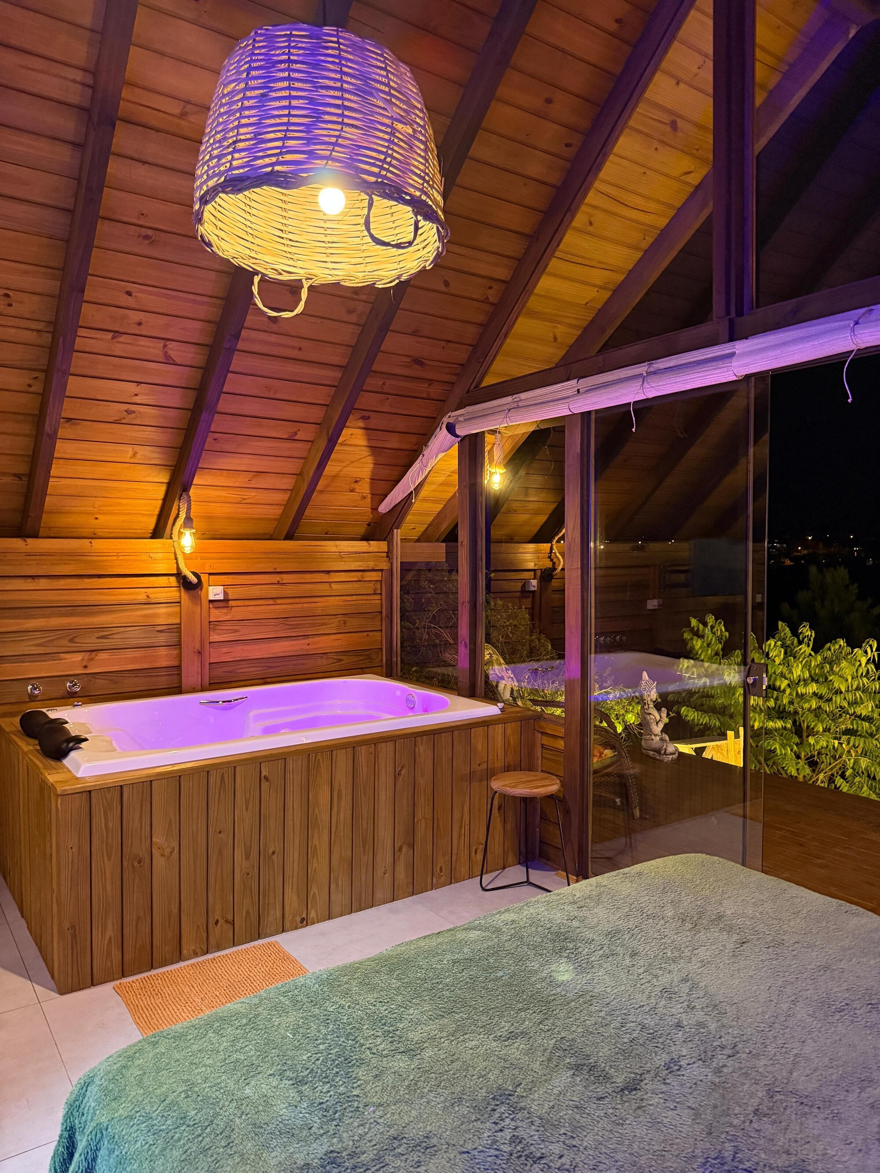 Chalé Romântico, banheira de hidromassagem | Sala de estar | Smart TV 