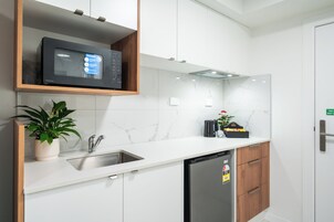 Quarto Executivo | Kitchenette privada | Um frigorífico/congelador grande, um micro-ondas, Congelador 