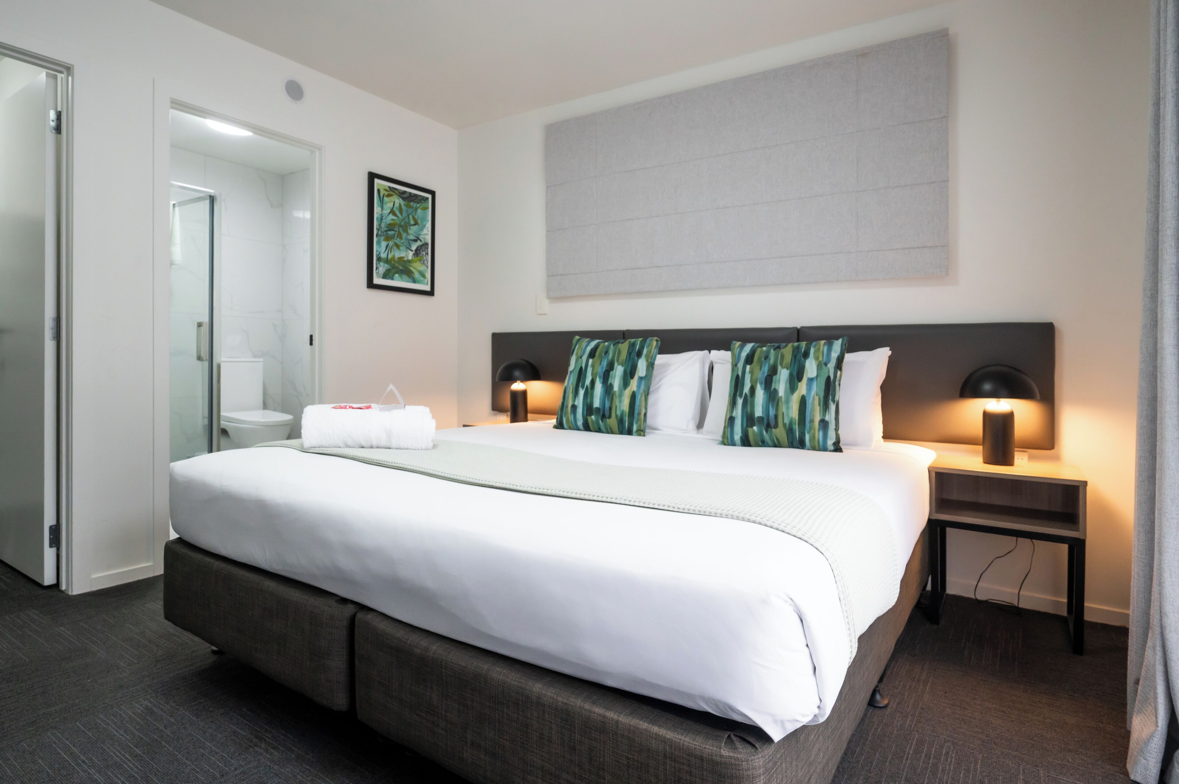 Quarto luxo | Roupas de cama premium, camas Select Comfort, cofres nos quartos