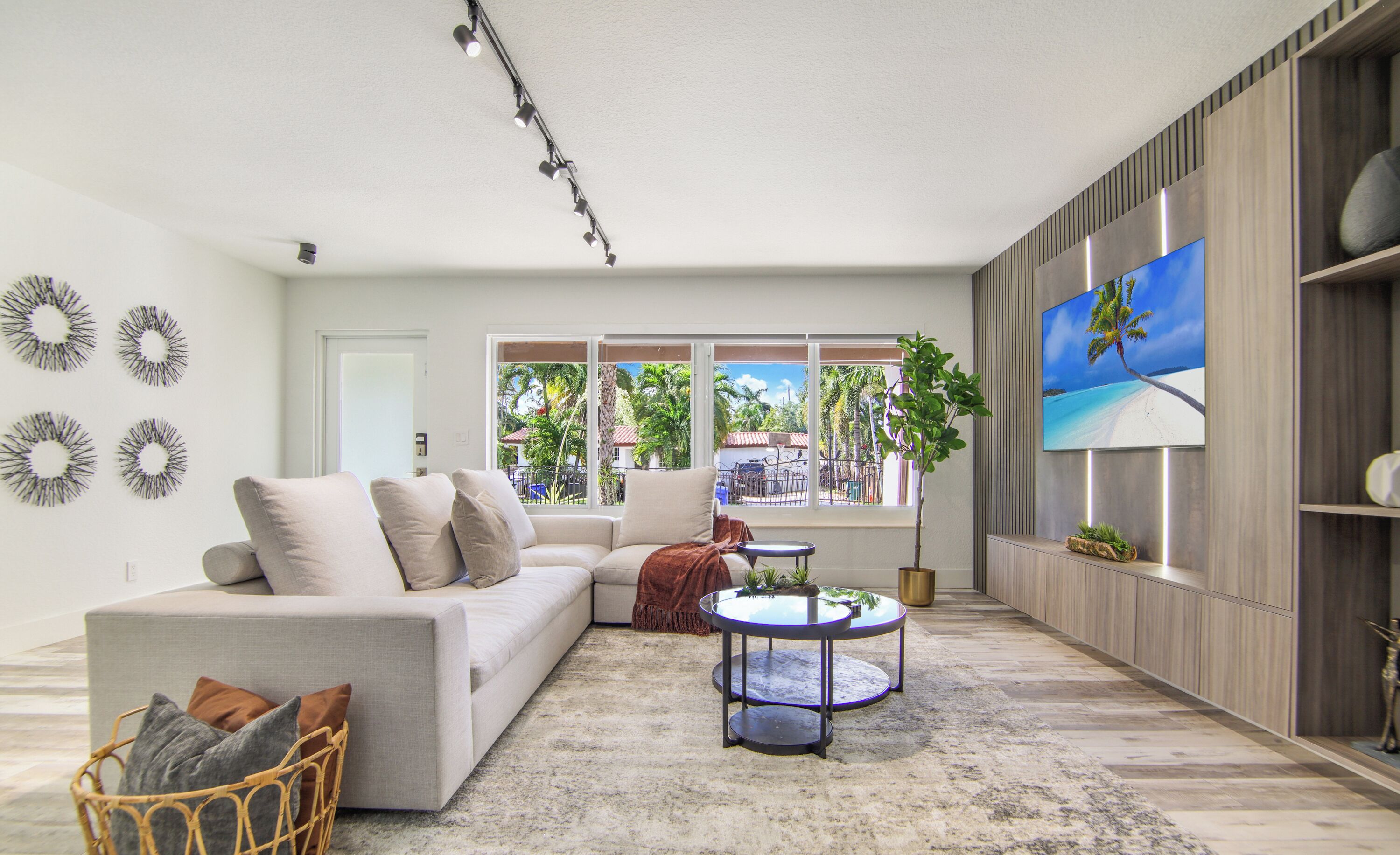 Paradise Near Beach-downtown W/ Heated Pool/mini Golf & Bbq - Miami Gardens, FL