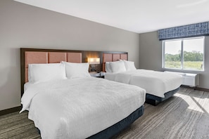 Quarto, 2 camas queen-size, frigorífico e micro-ondas | Roupa de alta qualidade, camas de colchão pillowtop