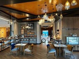 Café da manhã com buffet todos os dias (OMR 7 por pessoa) 