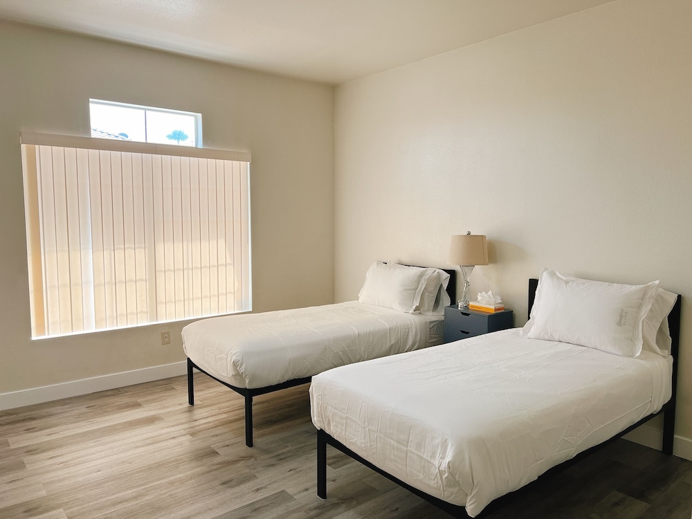 Modern Stay 4-bedroom Home Sleeps 8 - Las Vegas, NV