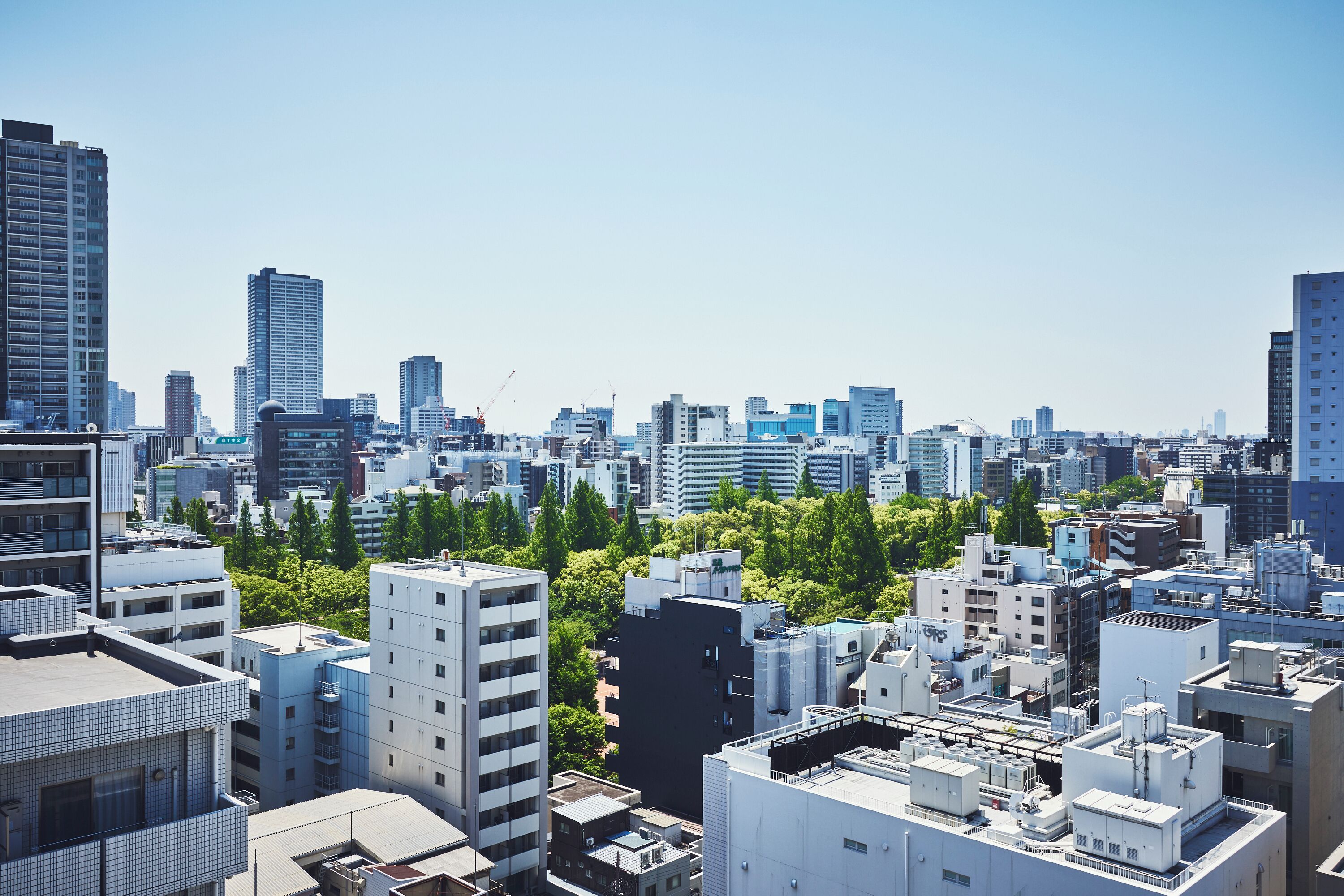 Um horizonte urbano denso com arranha-céus e uma combinação de edifícios comerciais e residenciais.