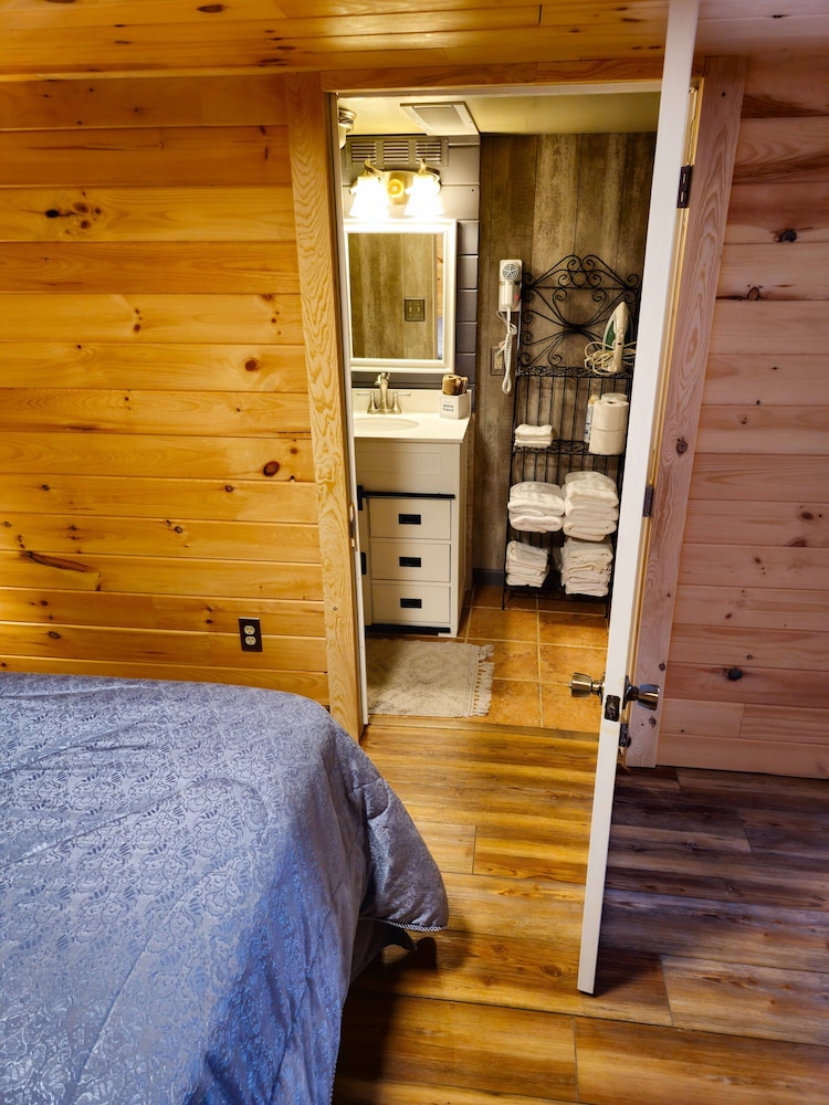 Quaint Cabin - 8 minutes from Ark Encounter!! Country setting, near ...