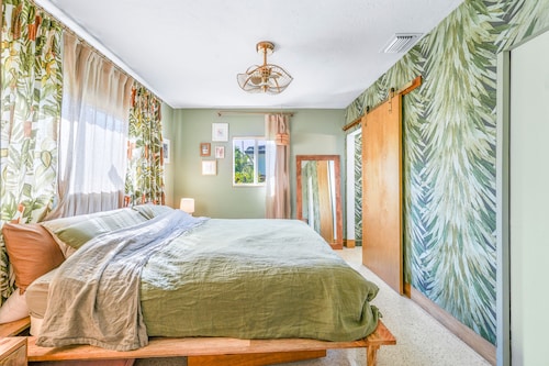 Tropical House With Private Pool - North Miami, FL